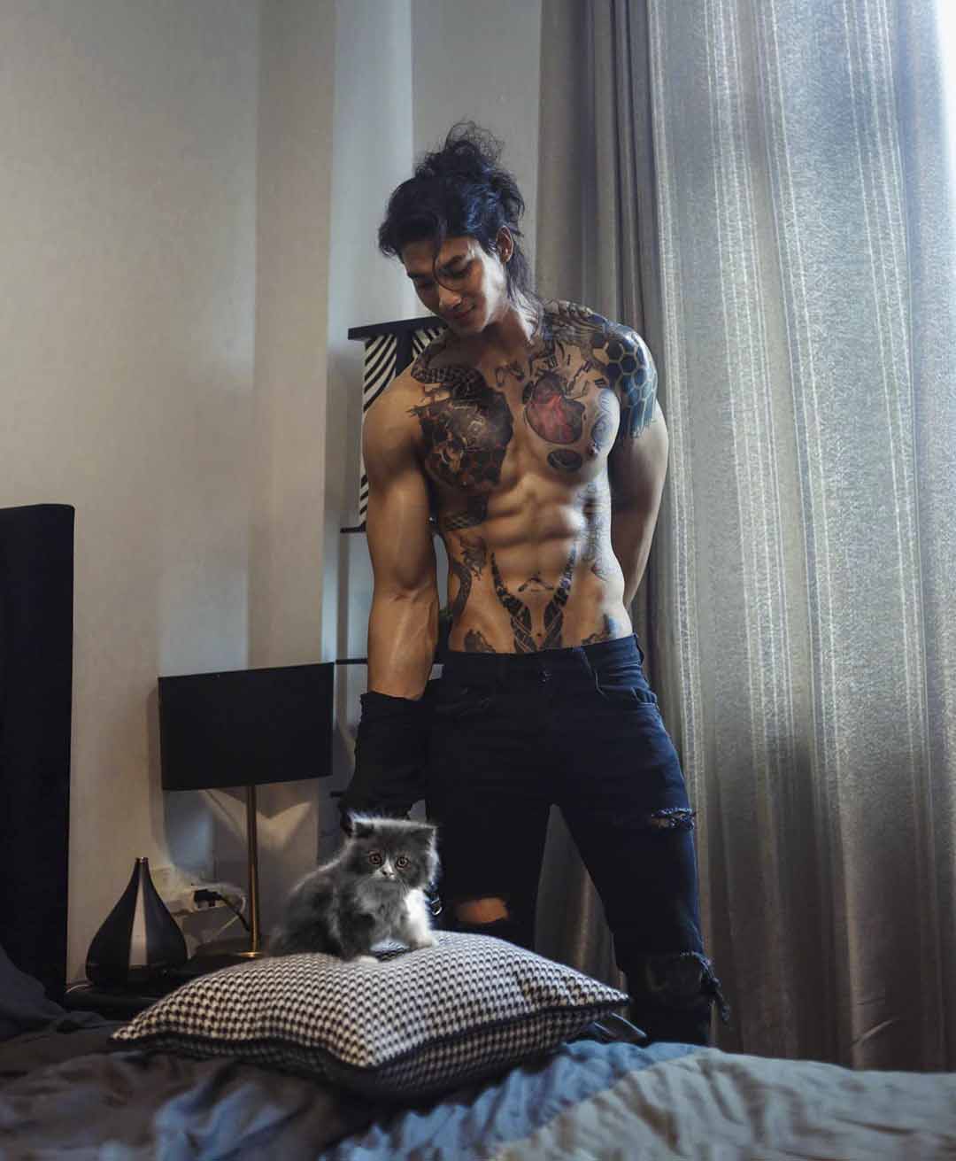 เปิดวาร์ป ไป่ ทาคน นายแบบพม่าสายเซอร์ กล้ามใหญ่ หุ่นดี ซิกแพ็คแน่น